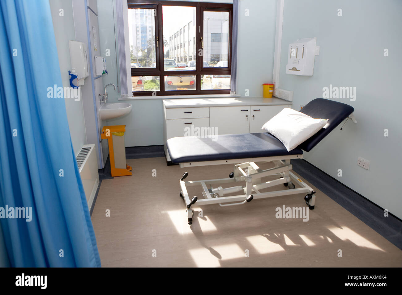 Empty hospital examination room Stock Photo - Alamy