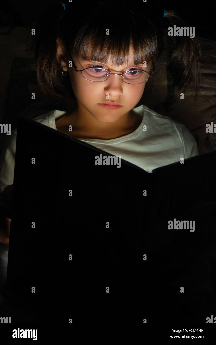 Reading harry potter book girl hi-res stock photography and images - Alamy