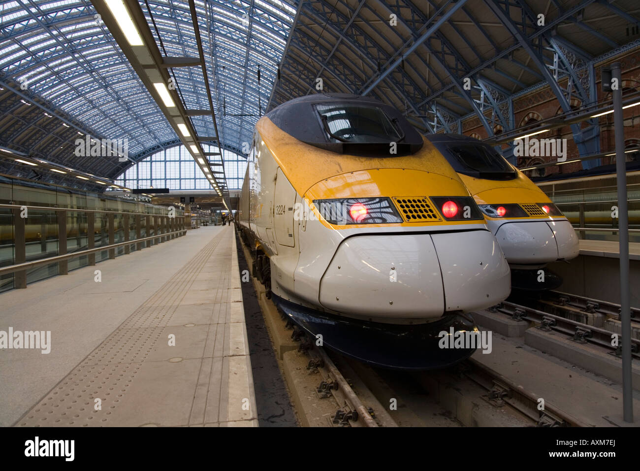 Two eurostar trains kings cross hi-res stock photography and images - Alamy