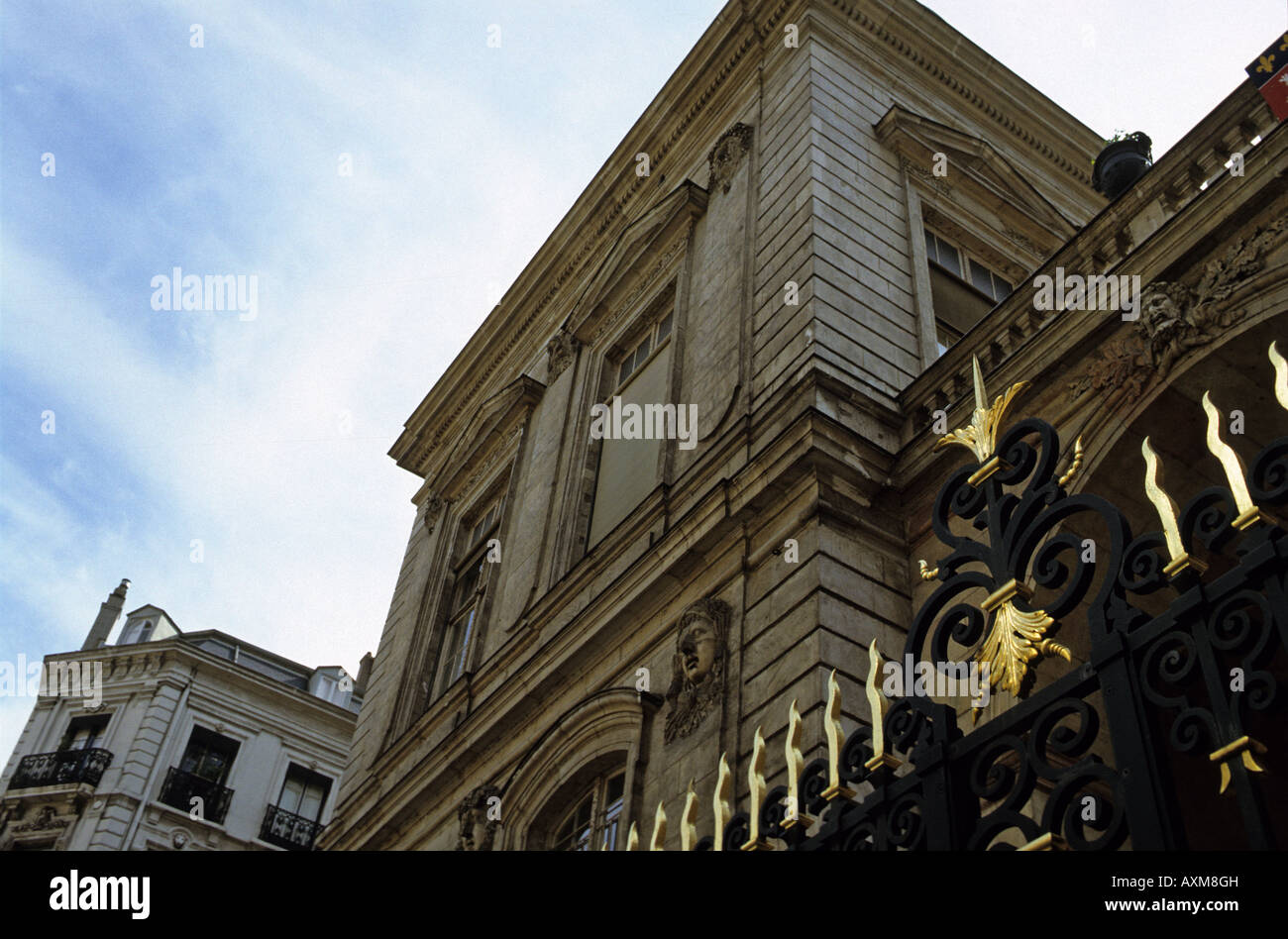 Hotel de Ville Lyon gilt iron gate arch Stock Photo - Alamy