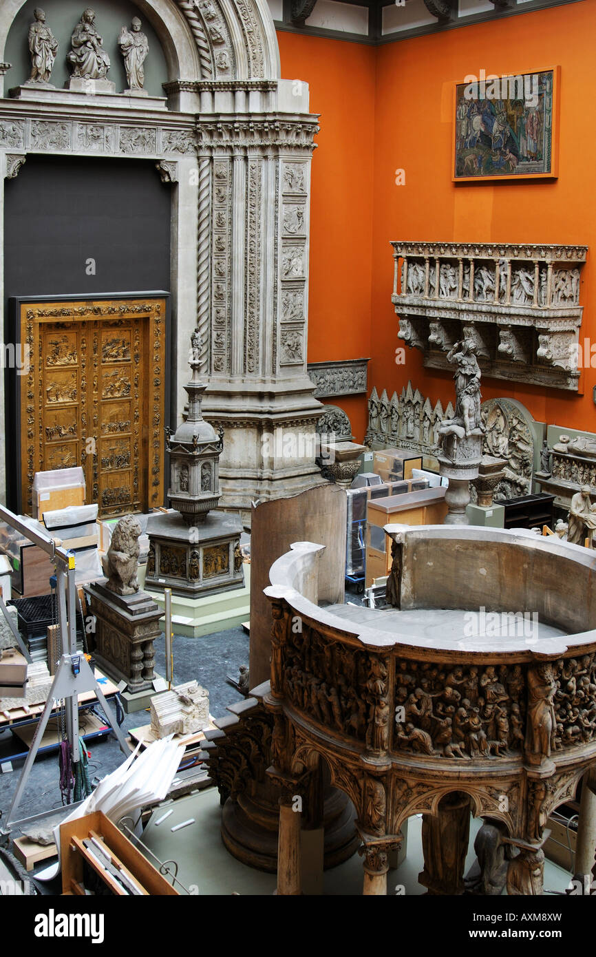 Medieval sculpture gallery hi-res stock photography and images - Alamy