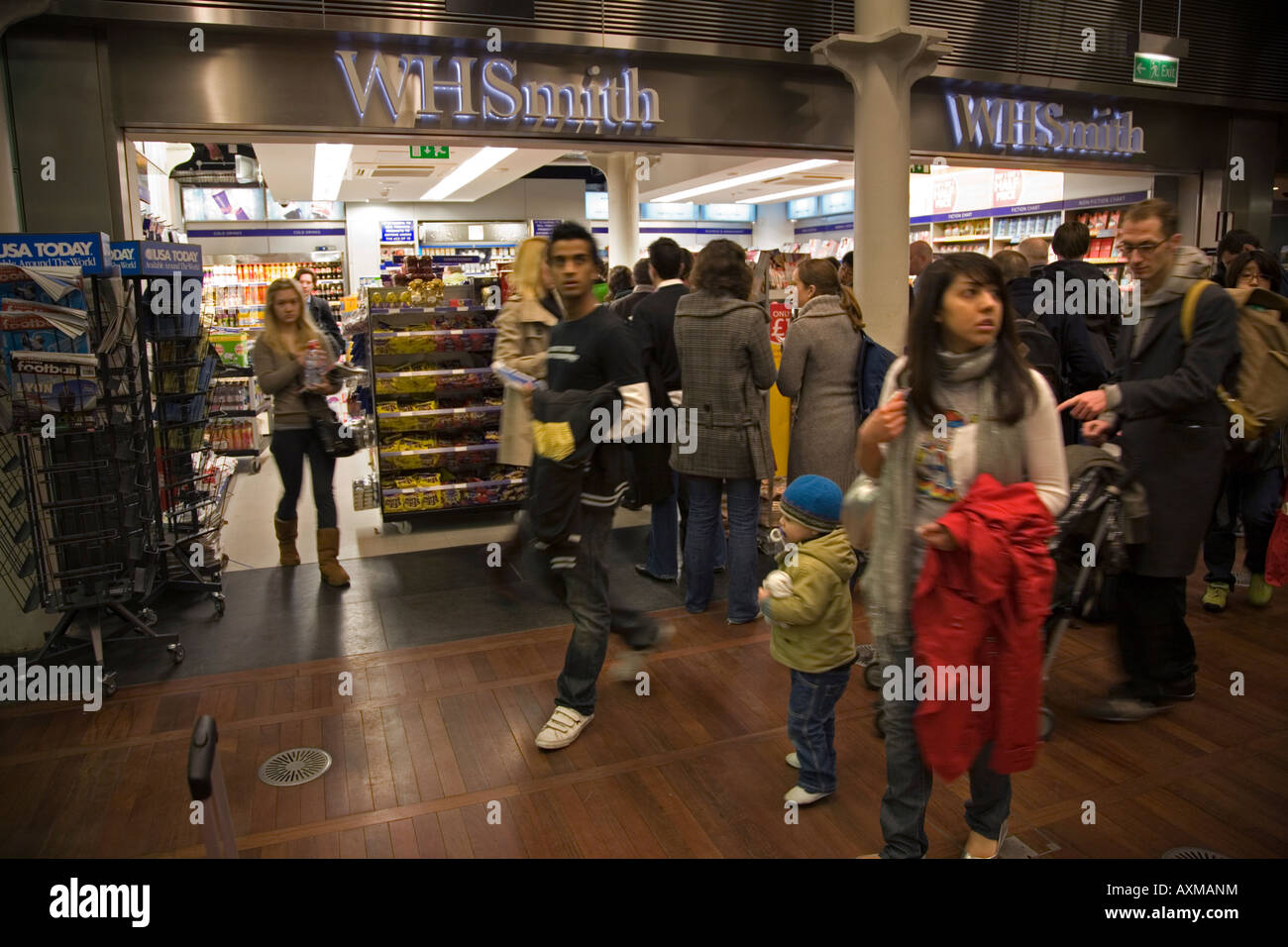 W h smith kings cross hi-res stock photography and images - Alamy