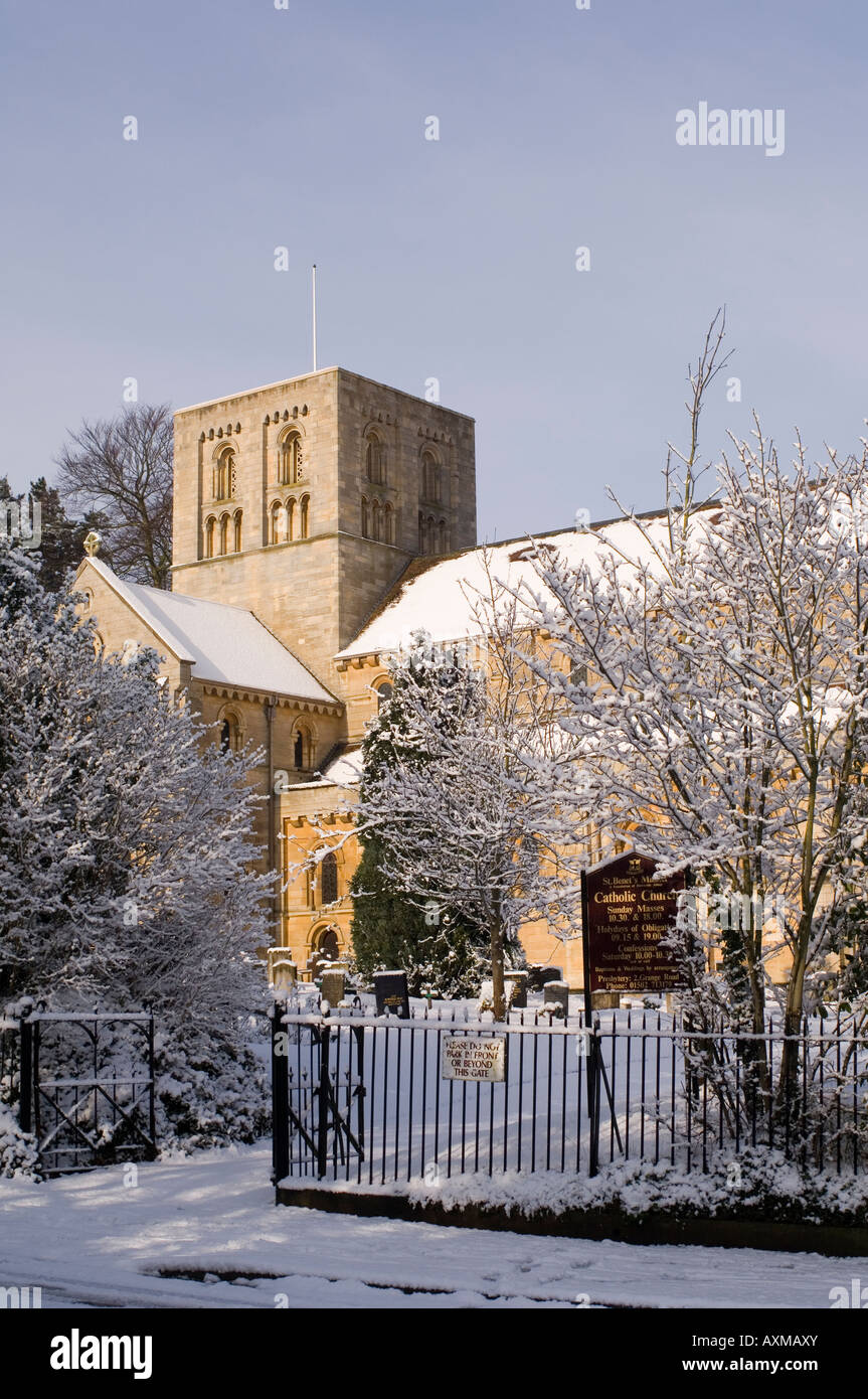 English church in the snow hi-res stock photography and images - Alamy