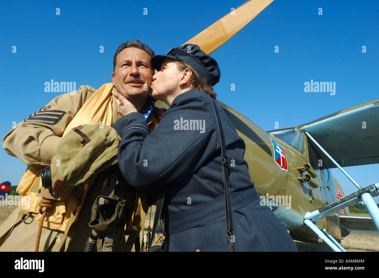 Ww2 soldier british kiss hi-res stock photography and images - Alamy