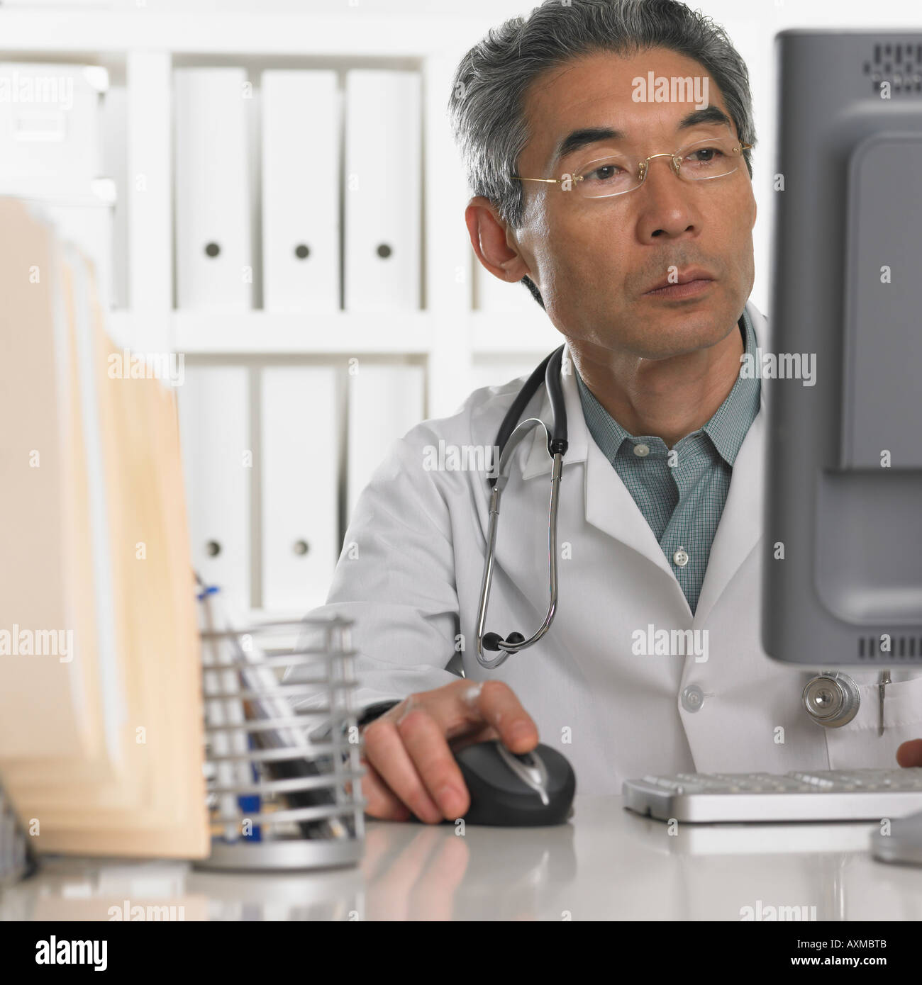 Doctor at computer hi-res stock photography and images - Alamy