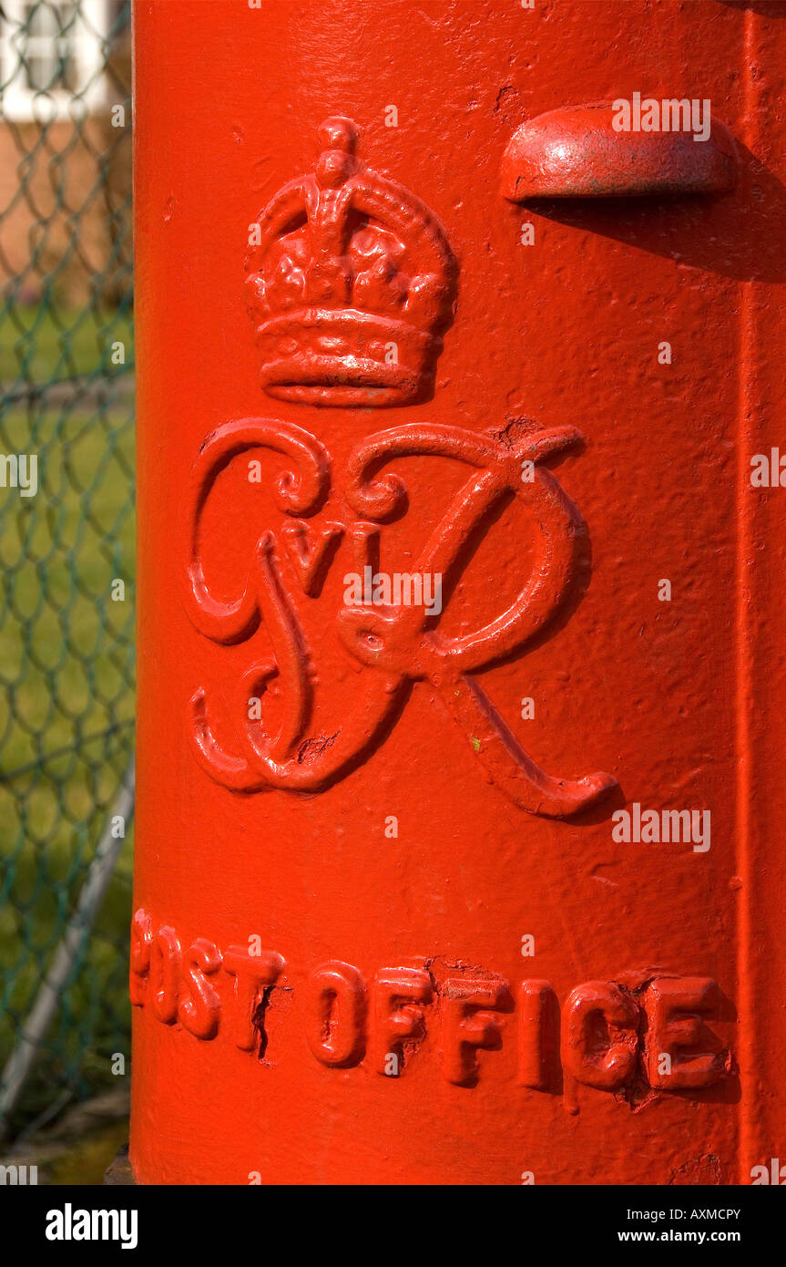 Red post box england hi-res stock photography and images - Alamy