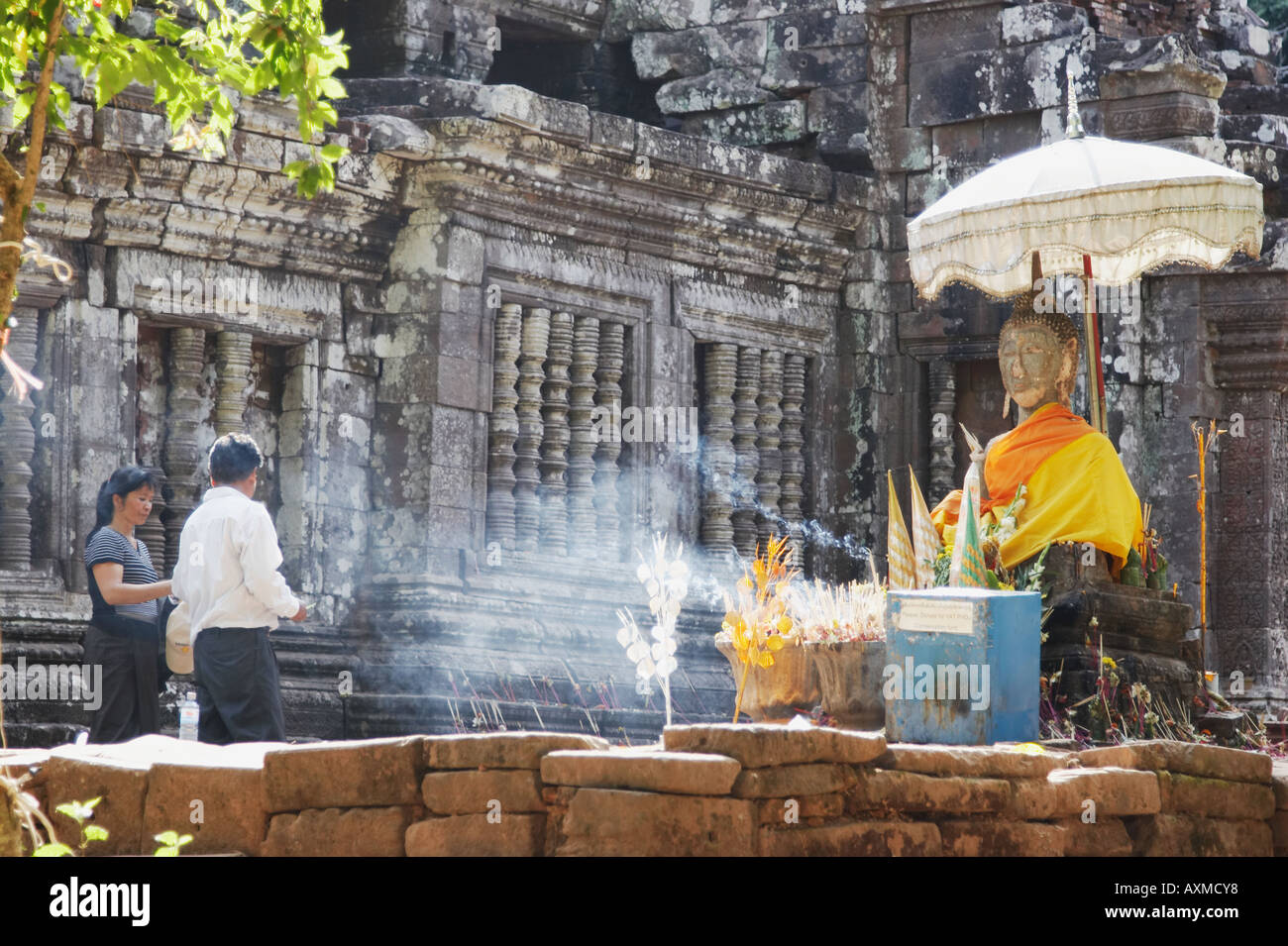 Couple praying shrine hi-res stock photography and images - Alamy