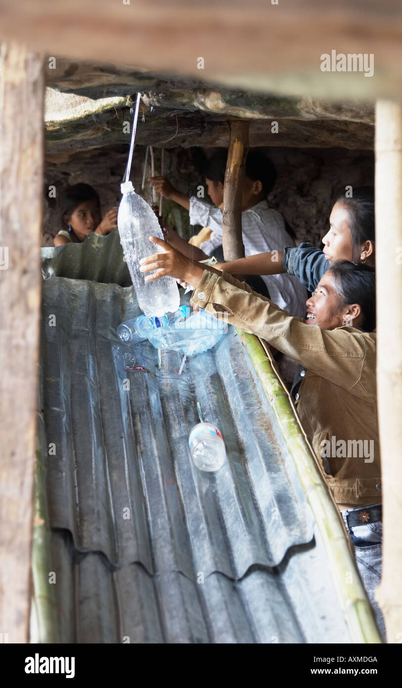 Women collecting drinking water hi-res stock photography and images - Alamy