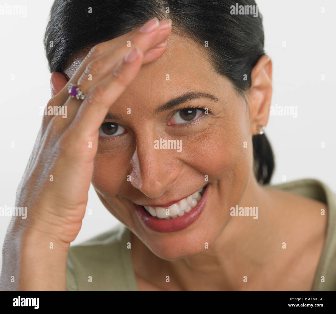 Hand shading eyes hi-res stock photography and images - Alamy