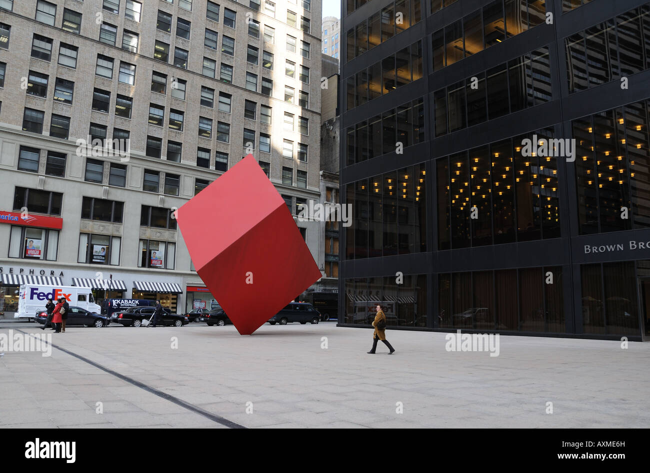 Cube sculpture hi-res stock photography and images - Alamy