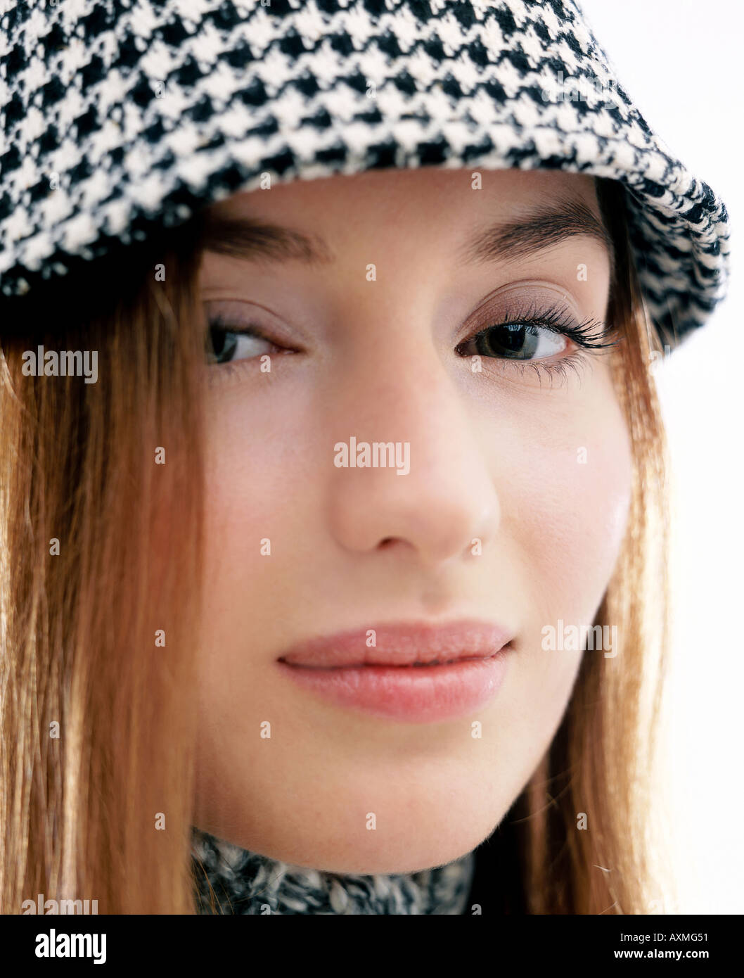 Mode woman hat hi-res stock photography and images - Alamy