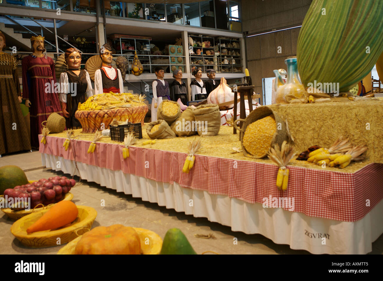 Giant paper mache floats hi-res stock photography and images - Alamy