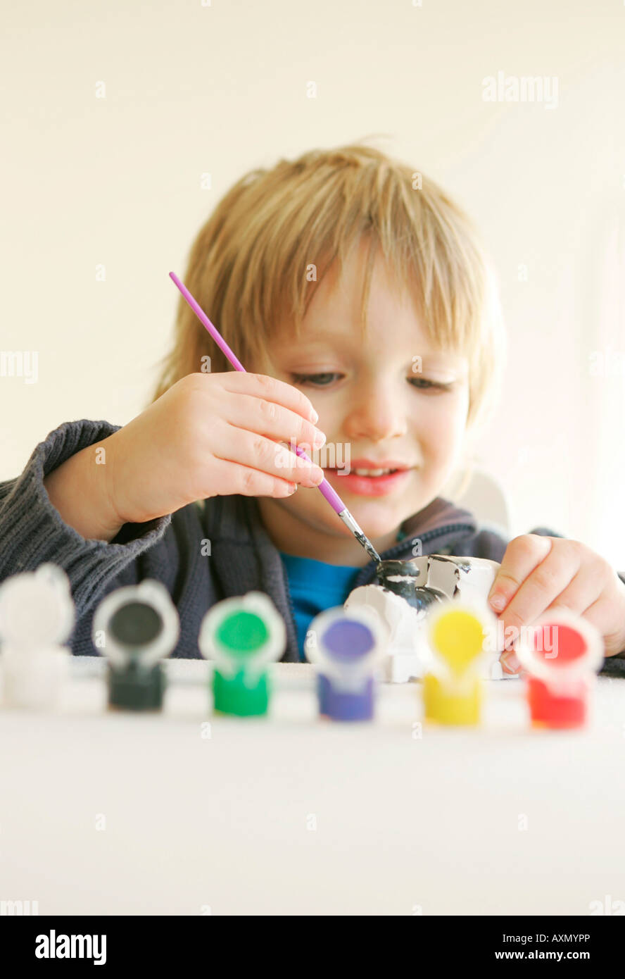 Happy boy painting hi-res stock photography and images - Alamy