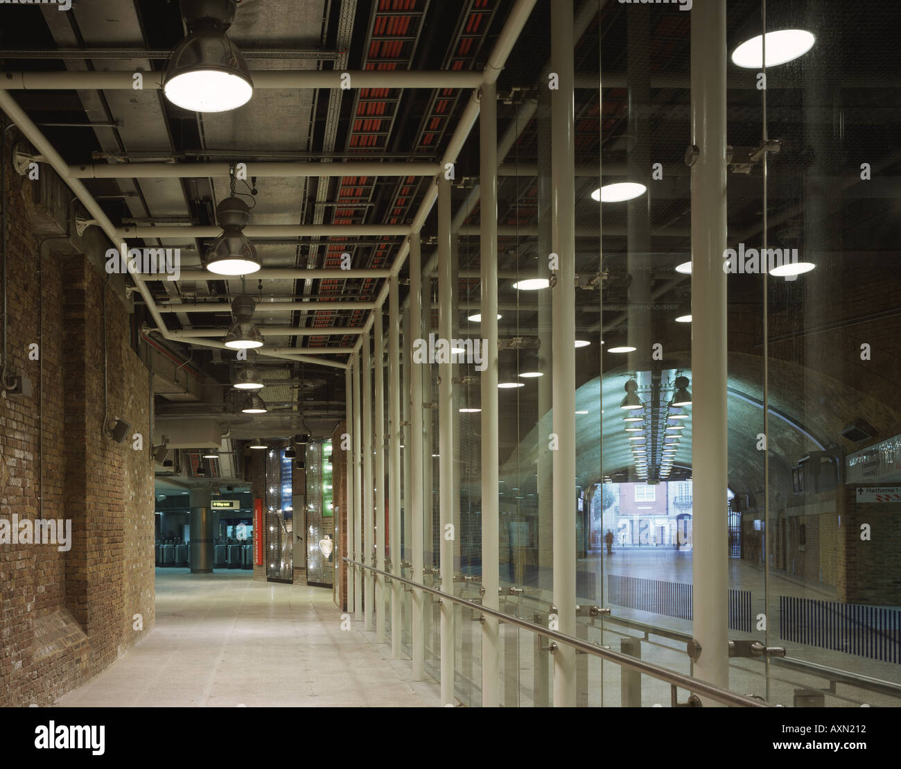 LONDON BRIDGE UNDERGROUND STATION JUBILEE LINE Stock Photo - Alamy