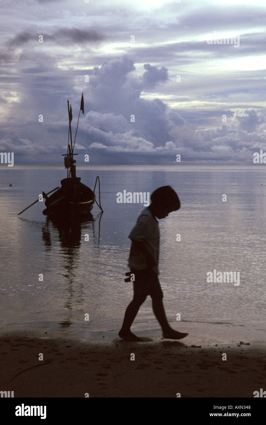 Kids collecting sea shells hi-res stock photography and images - Alamy