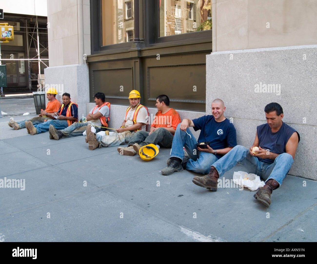 Construction workers lunch new york hi-res stock photography and images ...