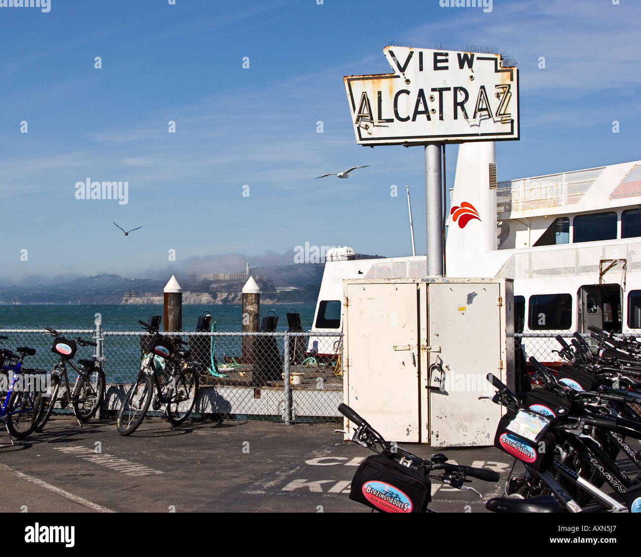 Fishermans wharf alcatraz sign hi-res stock photography and images - Alamy