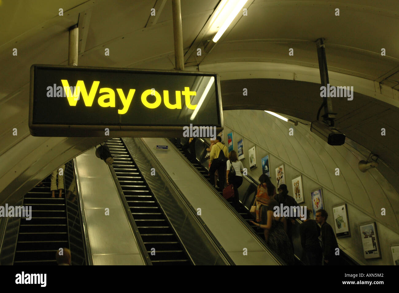 London underground security poster hi-res stock photography and images ...