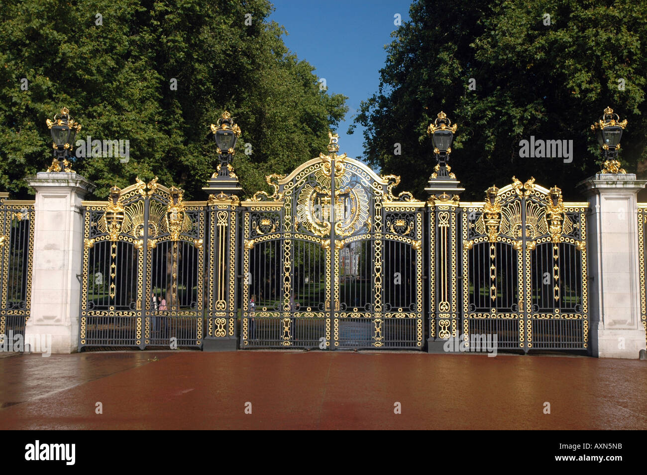 Canada Gate sharing Green Park and square next to Buckingham Palace in ...