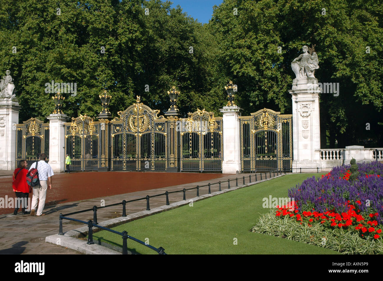 Canada Gate sharing Green Park and square next to Buckingham Palace in ...
