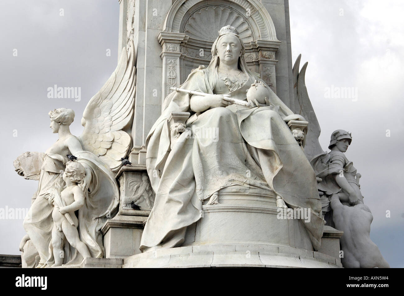 Statue of Queen Victoria, Victoria Memorial in front of Buckingham ...