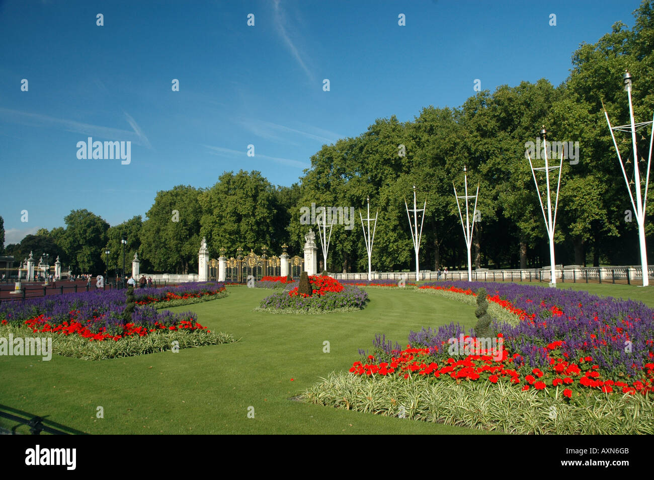 Metal gate queens palace park hi-res stock photography and images - Alamy