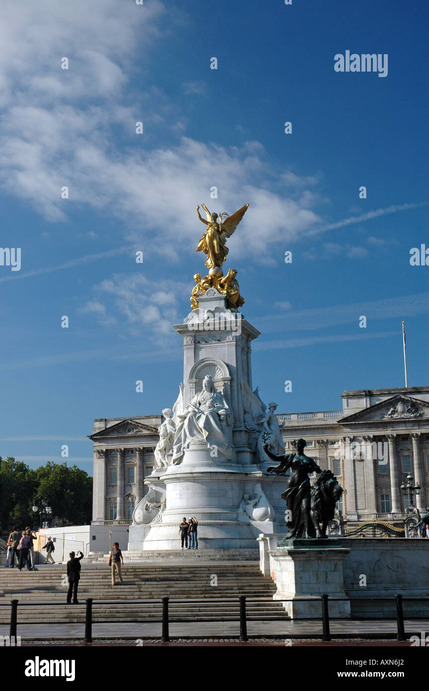 Regina victoria memorial london hi-res stock photography and images - Alamy