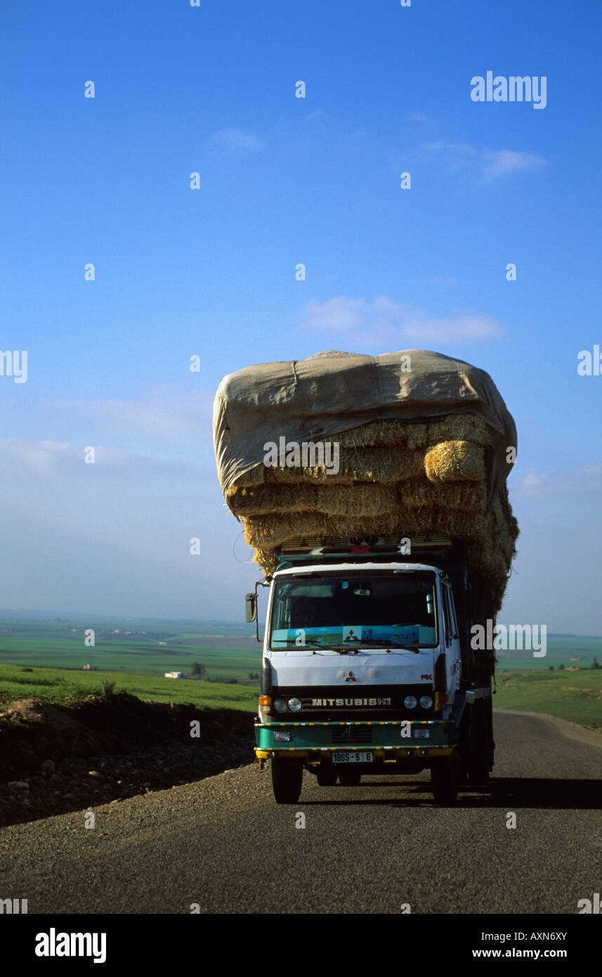 Straw lorry truck load hi-res stock photography and images - Alamy