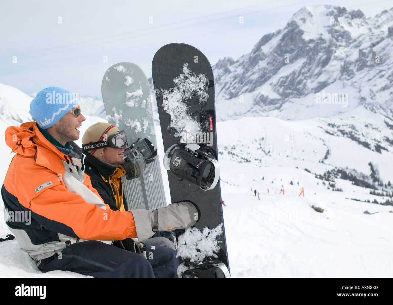 Snowboarders sitting on slope hi-res stock photography and images - Alamy