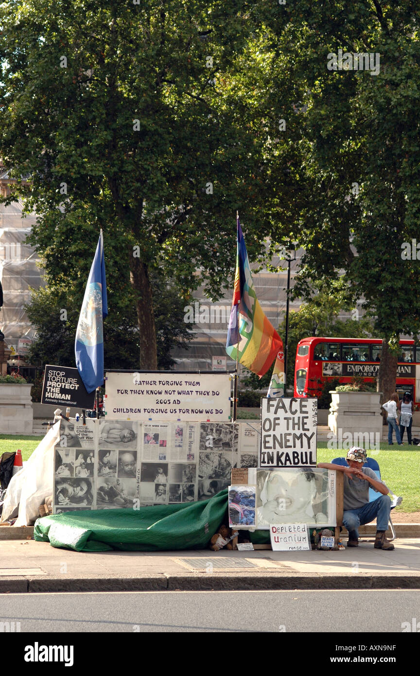 Brian Haw protesting against war in Iraq on Parliament Square in London ...