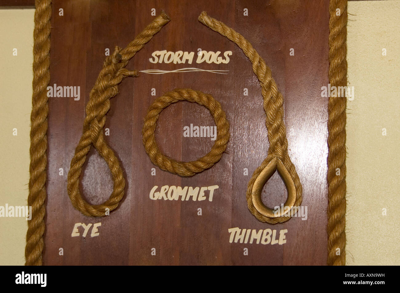 Lashing dogs hi-res stock photography and images - Alamy
