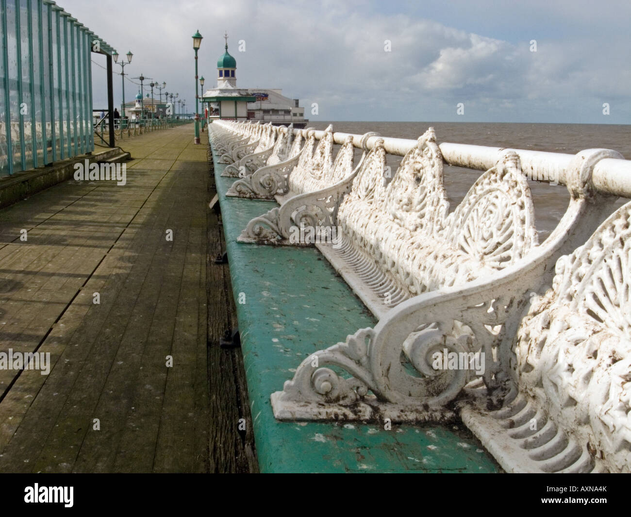 Visitor benches hi-res stock photography and images - Alamy