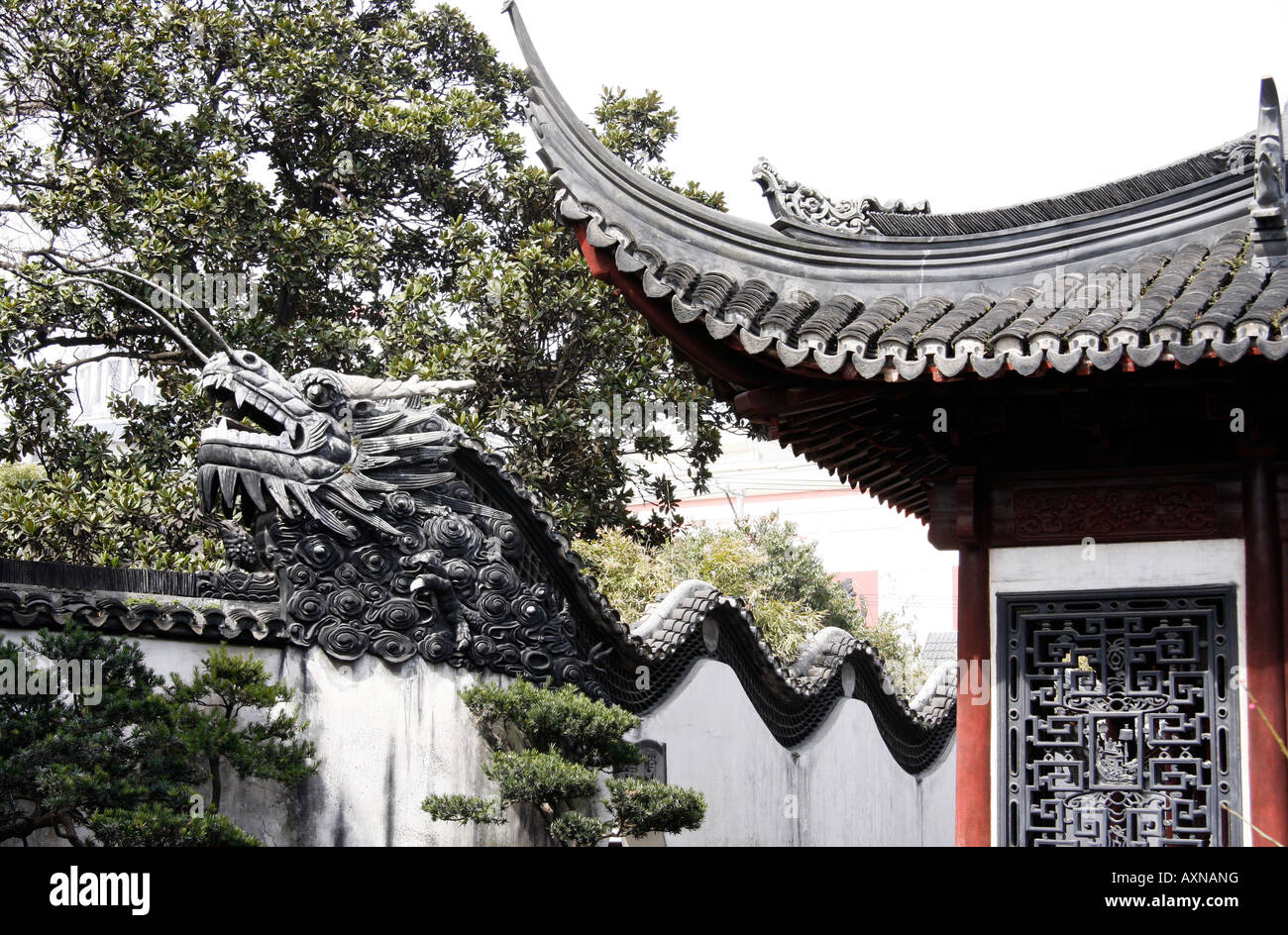 Dragon Wall at the famous,historic Yu Garden in Shanghai,China Stock ...