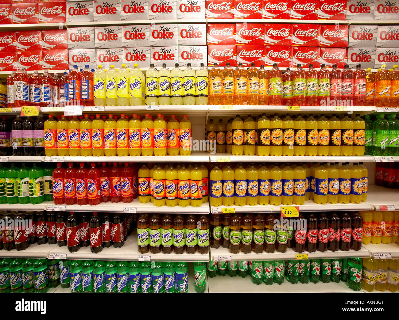 fizzy drinks on supermarket shelf Stock Photo - Alamy