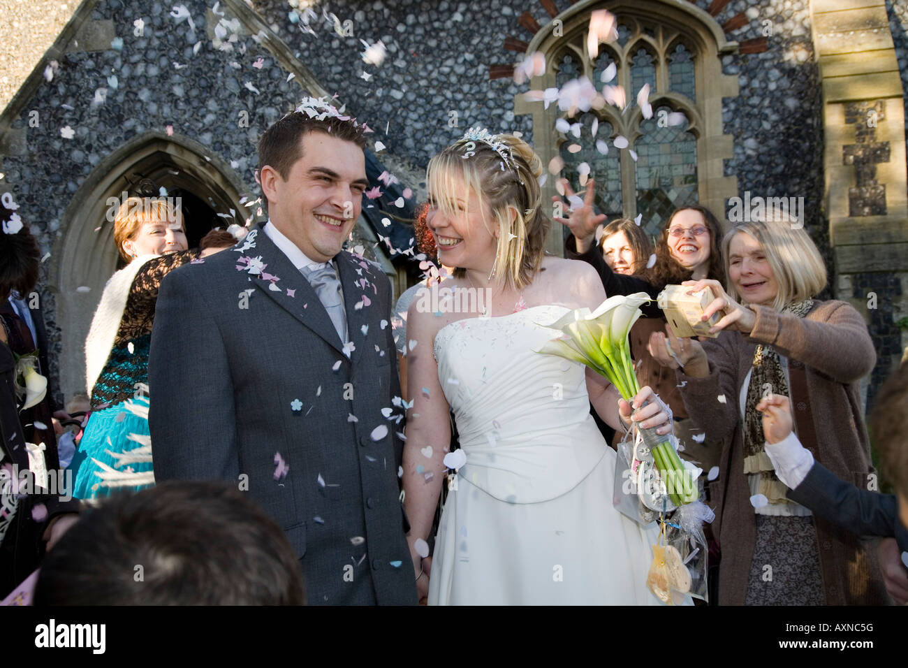 Throwing confetti hand hi-res stock photography and images - Alamy