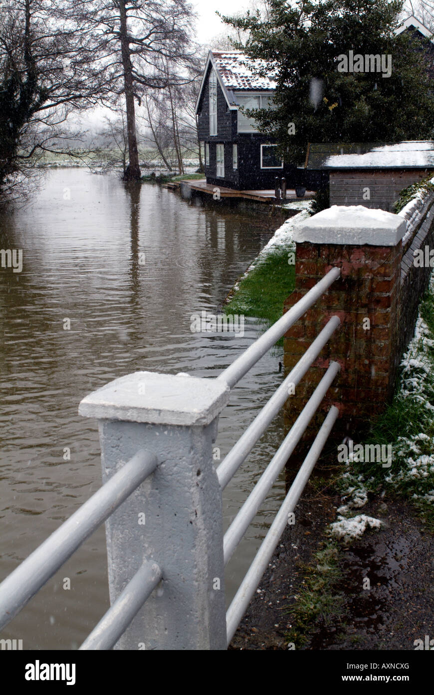 Mill pool River Waveney Ellingham Norfolk UK Stock Photo - Alamy