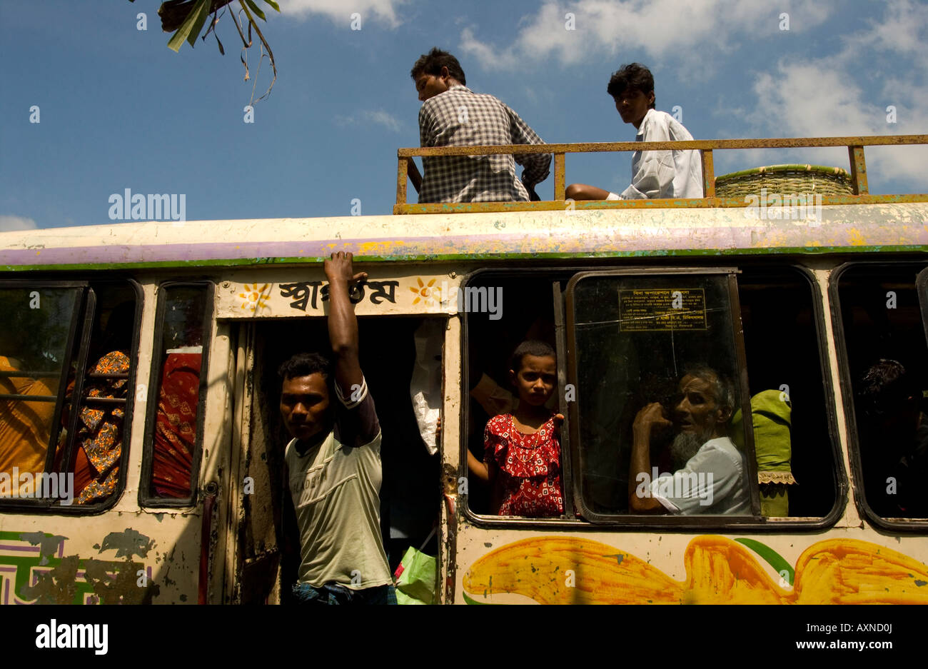 Overloaded bus hi-res stock photography and images - Alamy