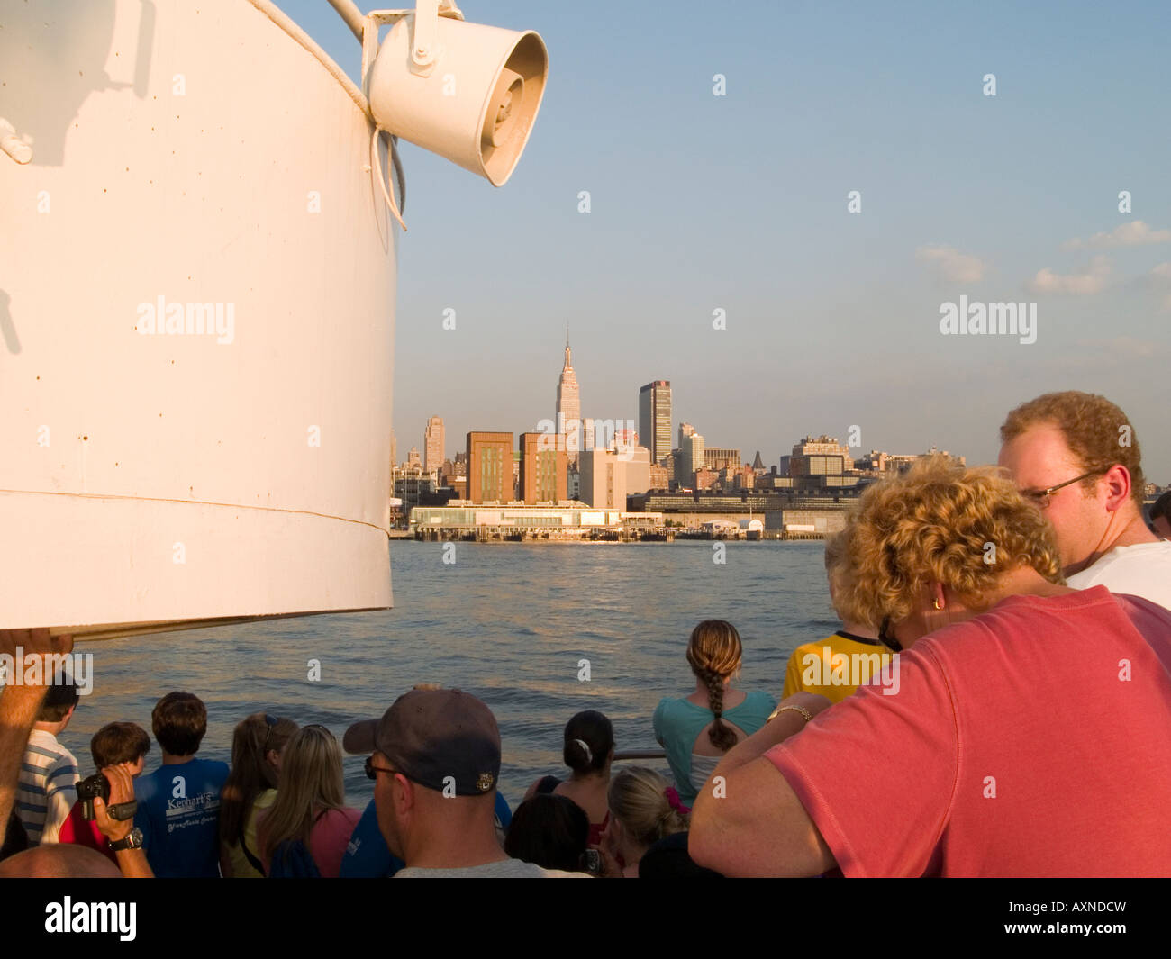 People loking at the Manhattan Skyline from a Circle Line Cruise on the ...