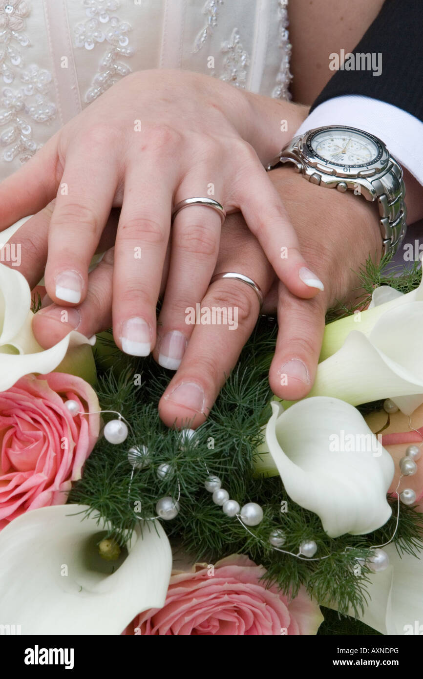 Third finger left hand hi-res stock photography and images - Alamy