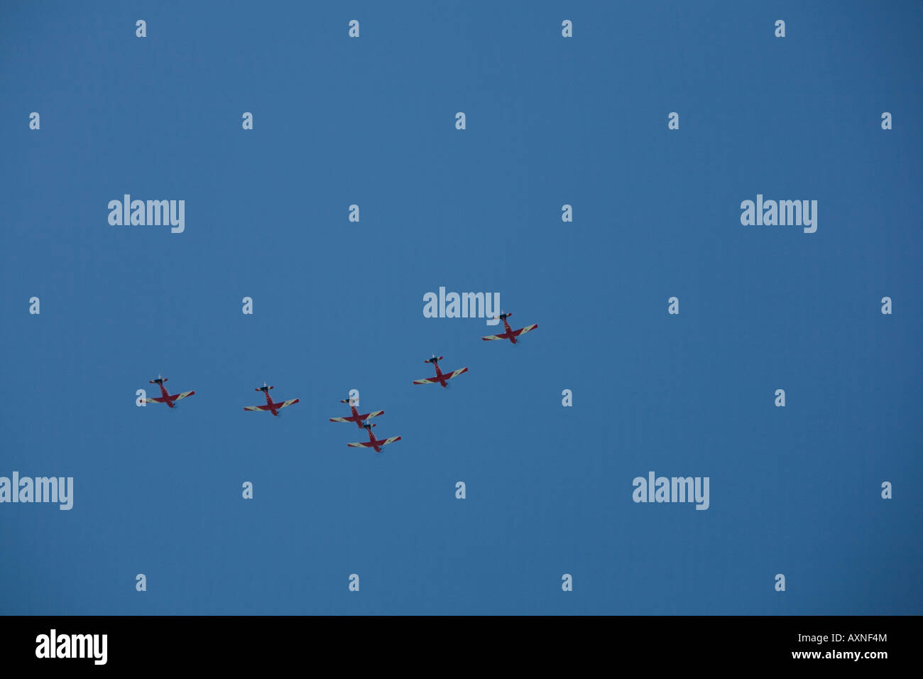 Aeroplanes in flying formation hi-res stock photography and images - Alamy