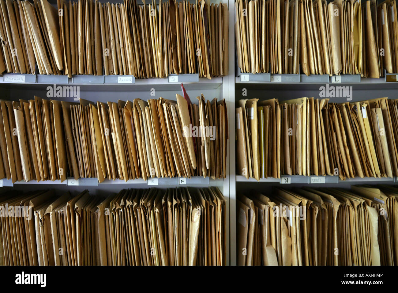 Crowded shelves hi-res stock photography and images - Alamy