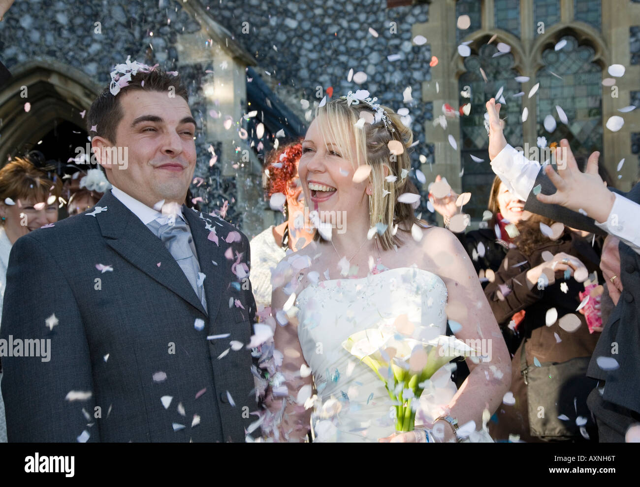 Wedding bride and groom confetti hi-res stock photography and images ...