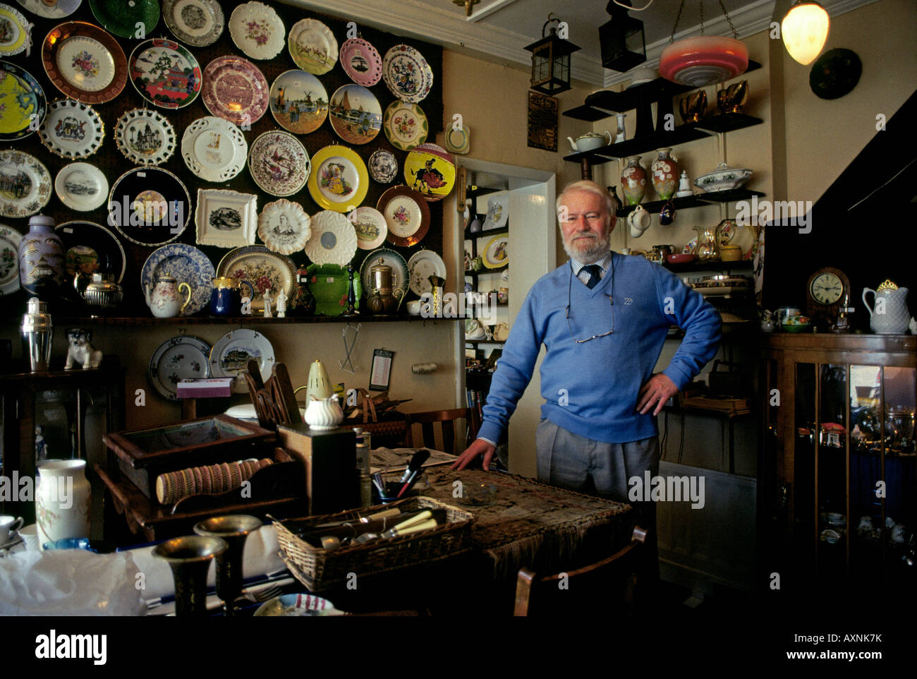 Antique shop interior london hi-res stock photography and images - Alamy