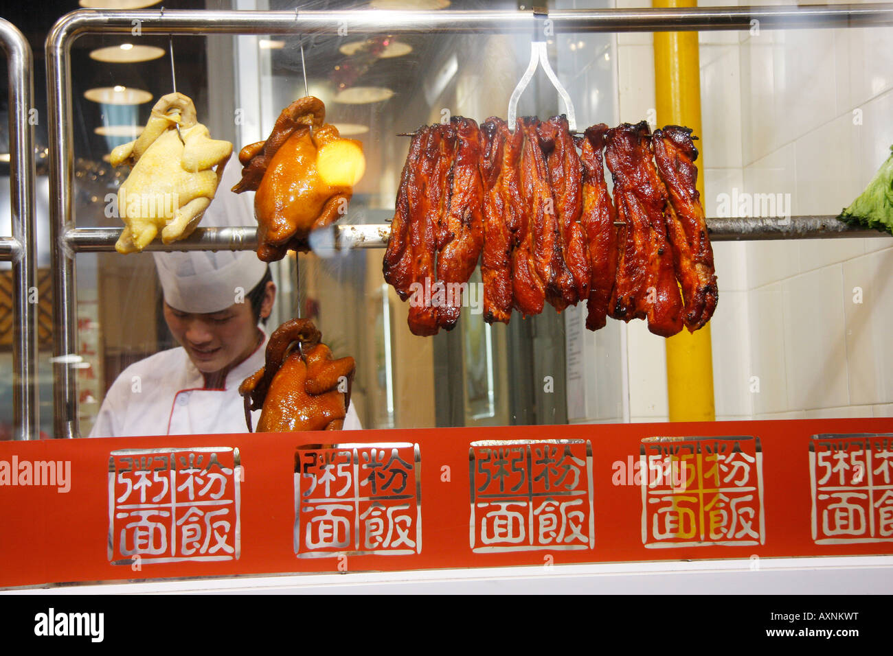 Peking duck hanging in shop window hi-res stock photography and images ...