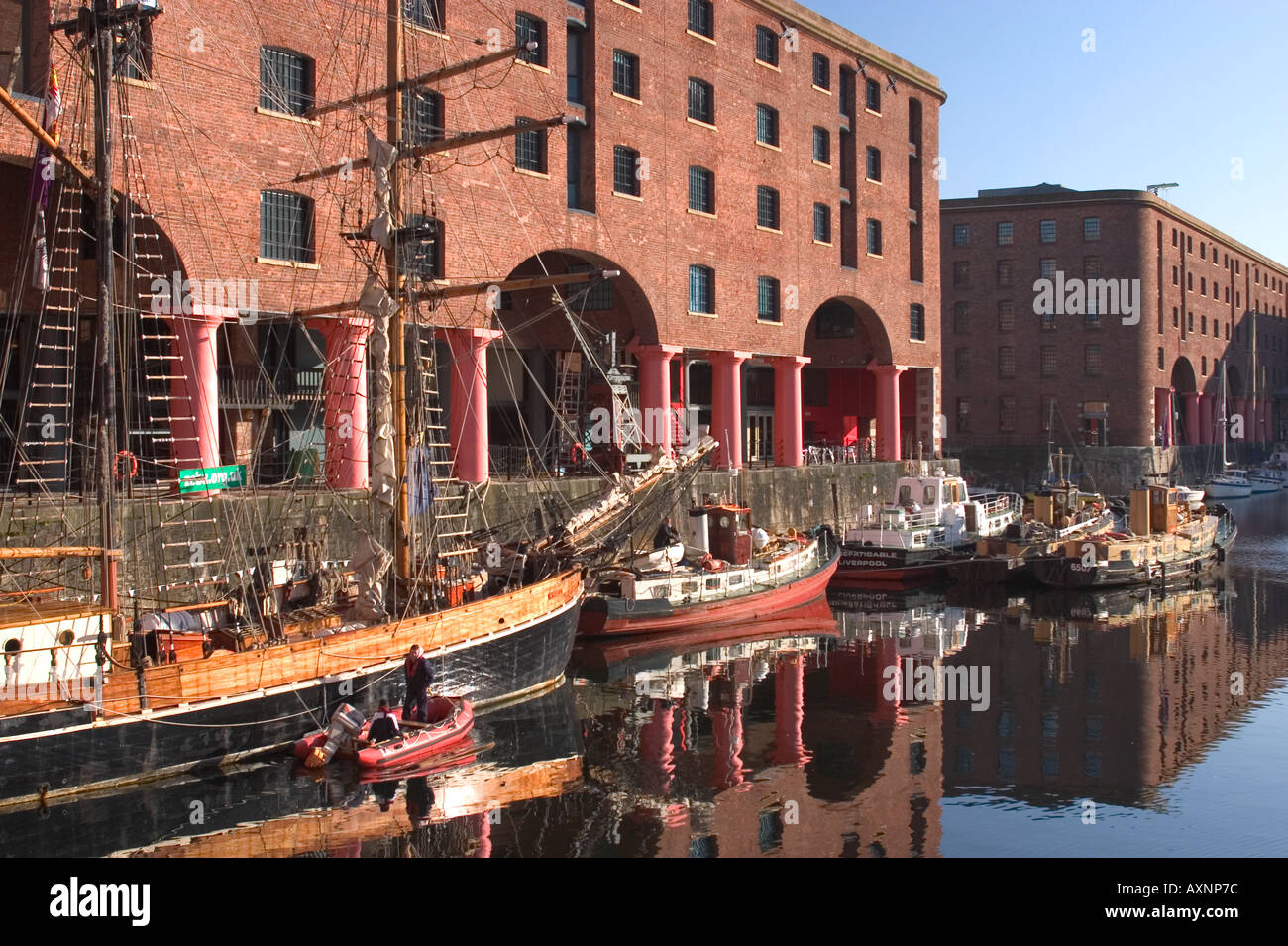 Liverpool tug boats hi-res stock photography and images - Alamy