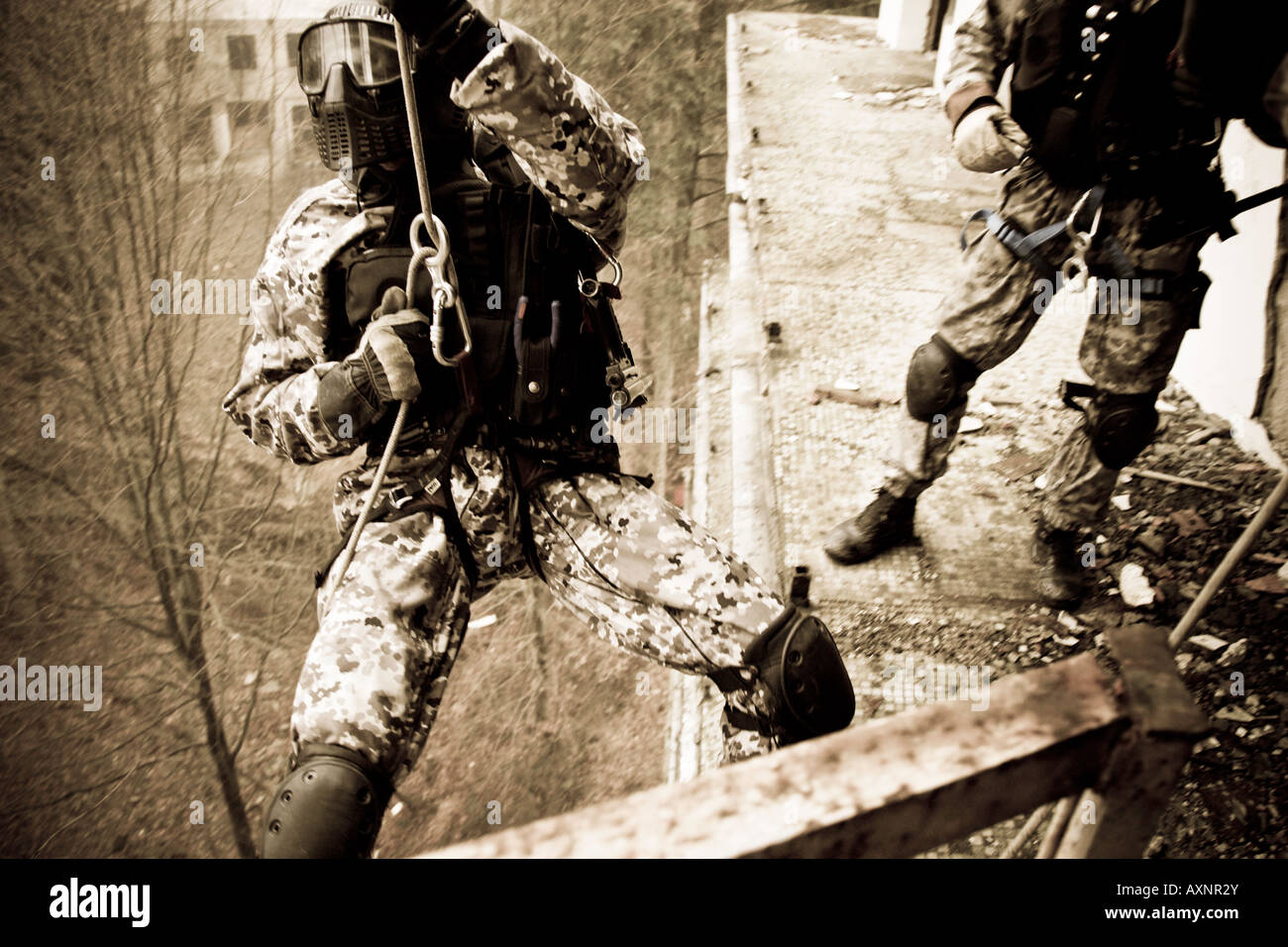 Police officer abseiling hi-res stock photography and images - Alamy