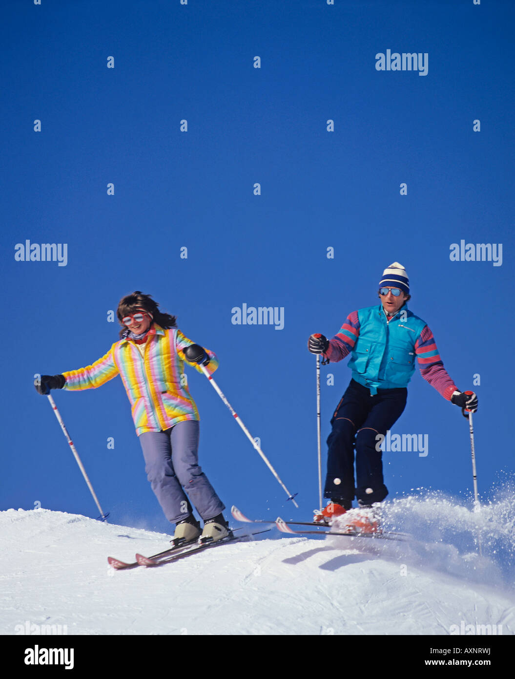 Couples skiing hi-res stock photography and images - Alamy