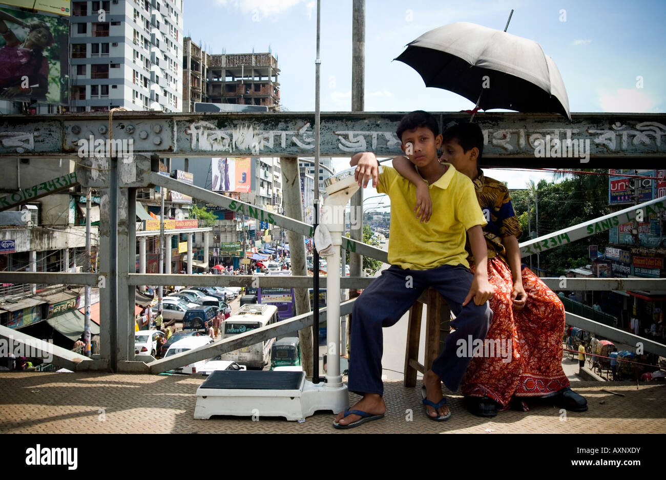 Children on street dhaka bangladesh hi-res stock photography and images ...