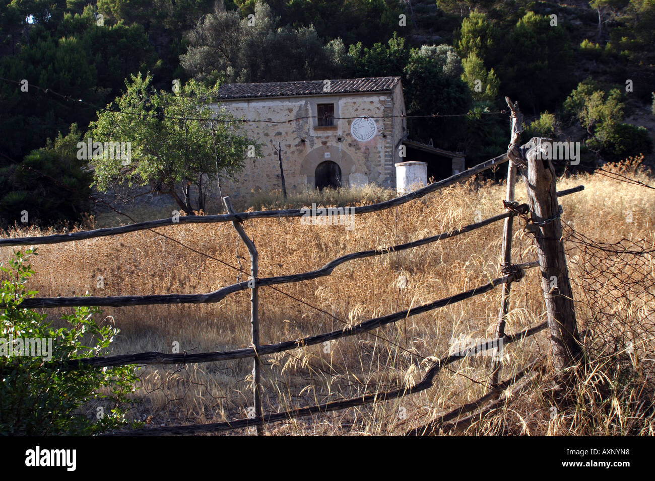 Farmhouse in Spanish countryside Stock Photo - Alamy