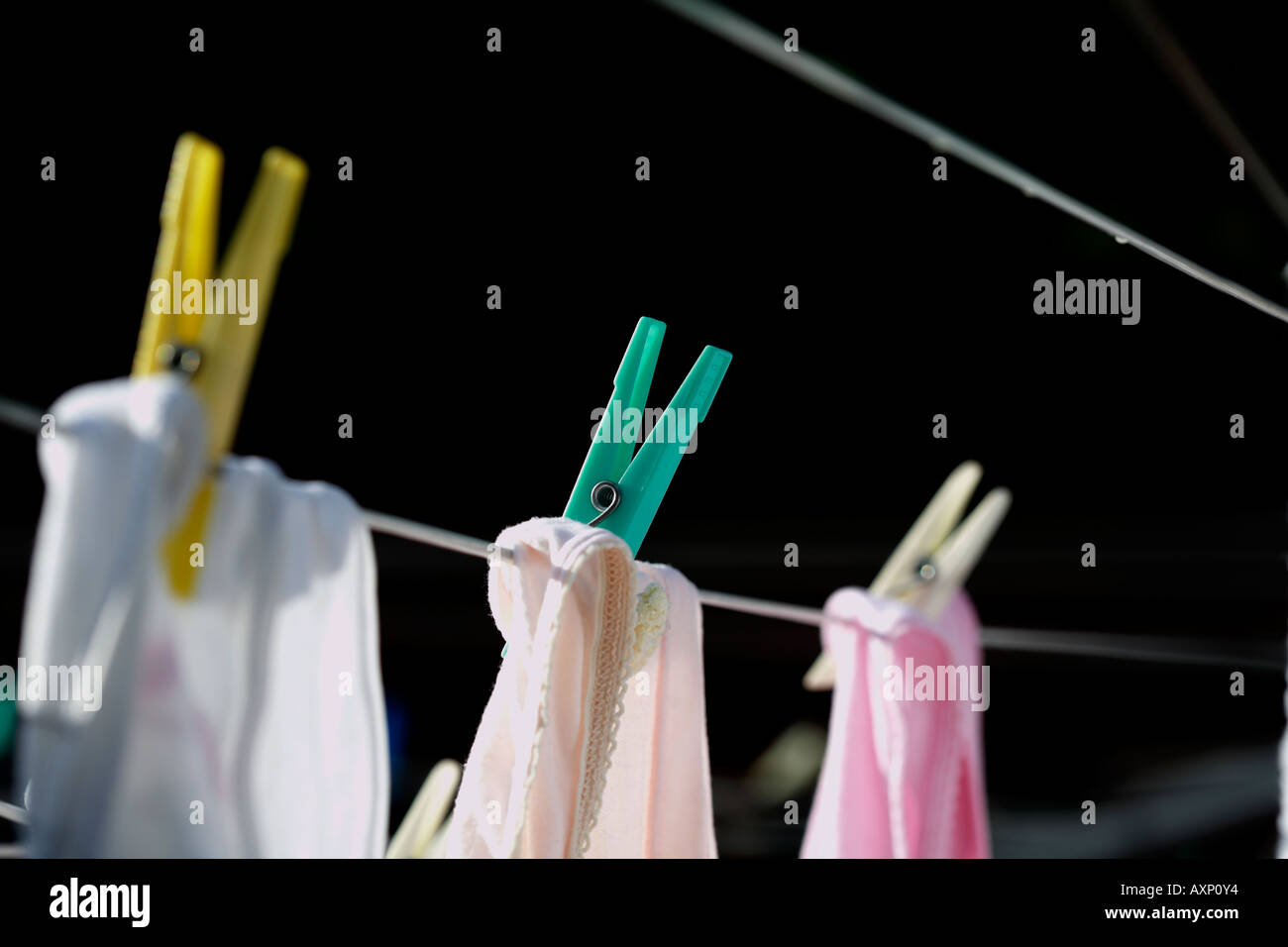 PEGS HOLDING WASHING ON THE LINE Stock Photo - Alamy